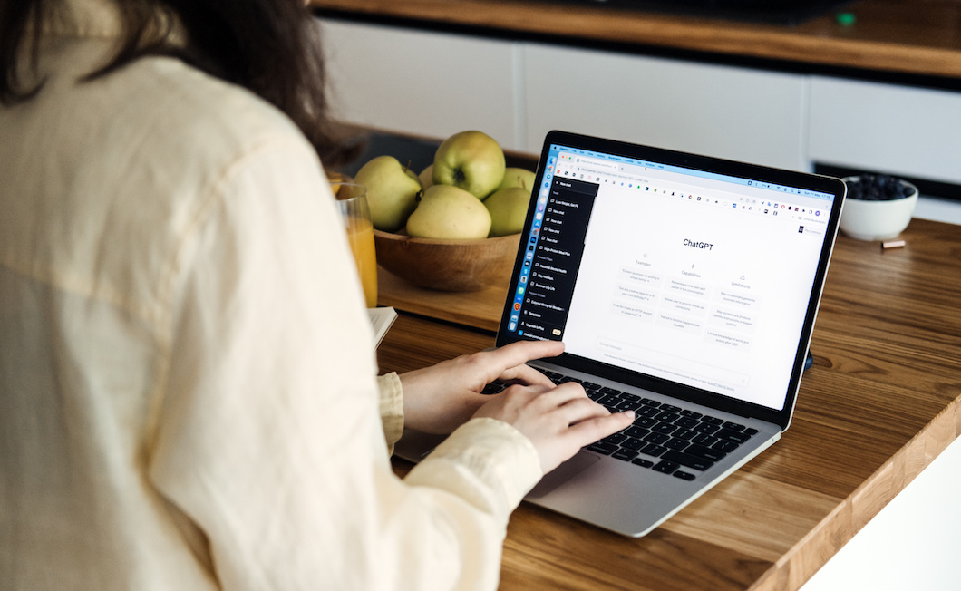 Crafting captivating meta-descriptions: human vs. AI